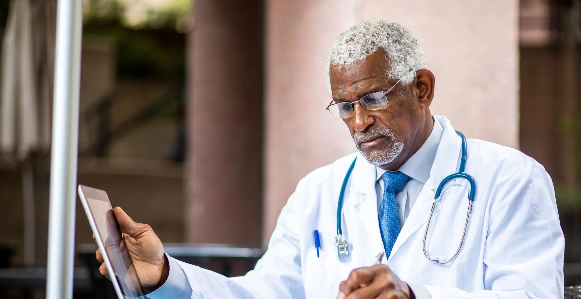 Choosing The Best Cataract Surgeon For You | United States